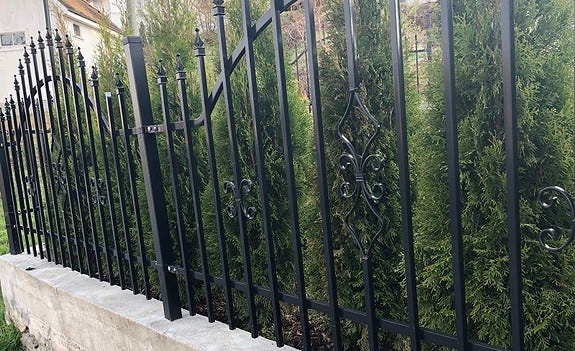 Metal Gjerde med Franske Liljer | FINN-torget