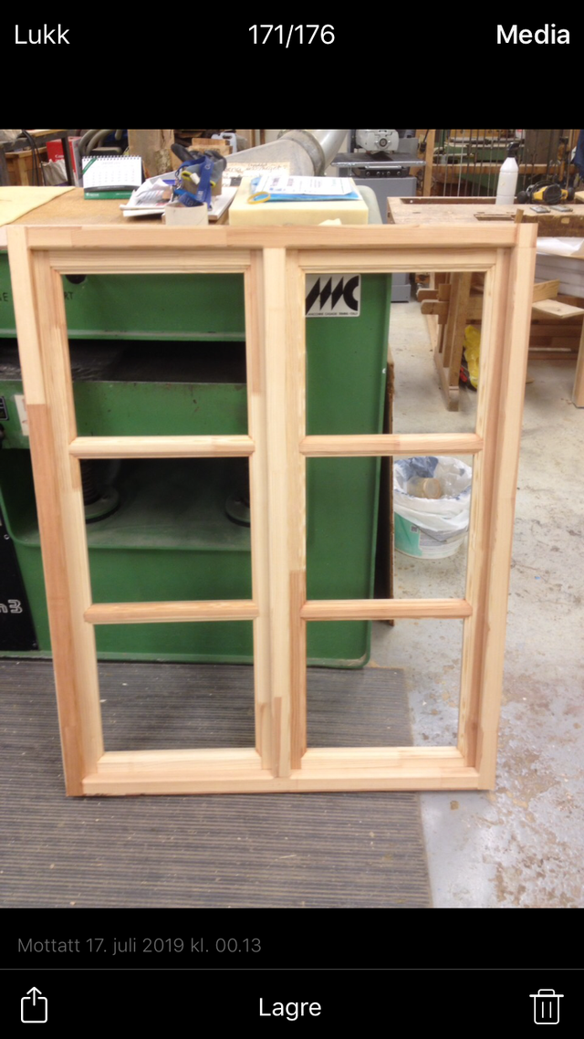 Vinduer av gammel type med gjennomgåinde sprosser og enkelt glass ...