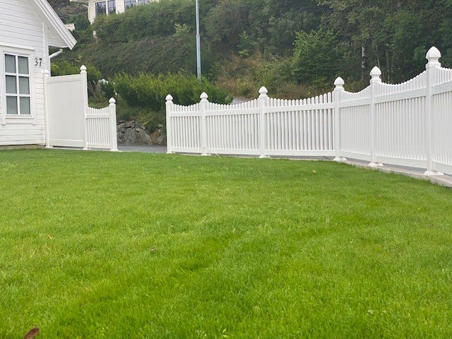 Vedlikeholdsfritt stakitt gjerde i vinyl PVC | FINN-torget