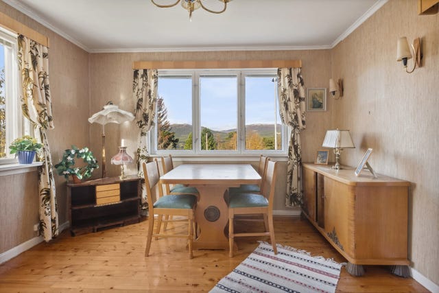 Eldre og sjarmerende enebolig på Dombås. Stor, eiet tomt på ca. 1 172 ...