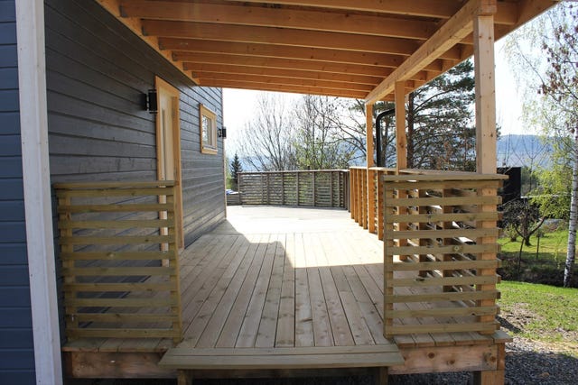 Enebolig på tre etasjer med store vindusflater, god standard og ...