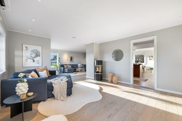 Stor innholdsrik enebolig over to plan midt i hjertet av Knarvik. Stor ...