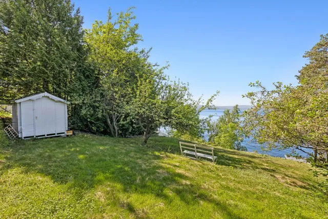 Unik eiendom m/25m strandlinje, privat brygge og båtbøye- Meget solrikt ...