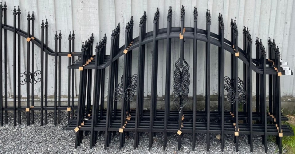 Metall gjerde med franske liljer | FINN-torget