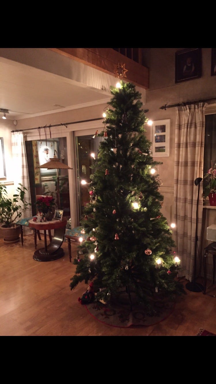 Stort juletre i plast ca 220cm høyde og ca 150cm i diameter | FINN-torget