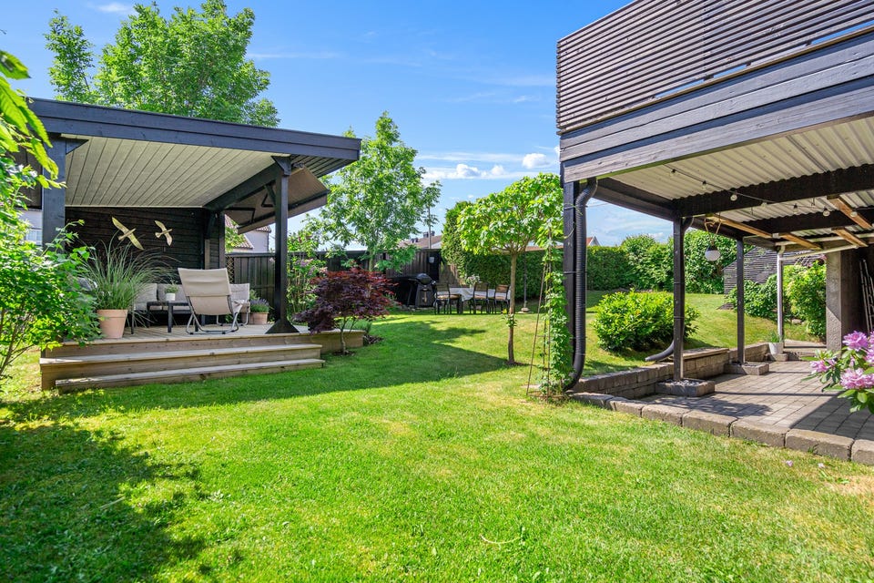 Stilren og moderne enebolig - nydelig, oaselignende hage - flere fine ...