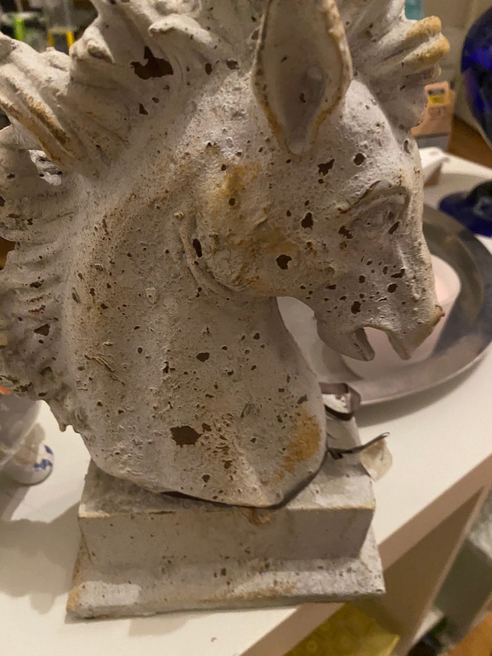 2 antikk lignende pynte hylle og en skulptur i stein heste hode | FINN ...