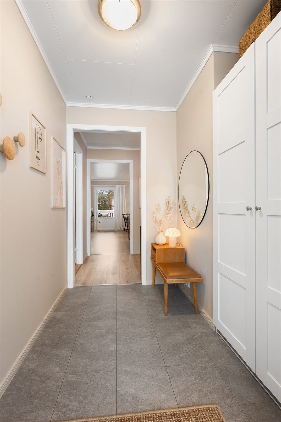 Lys og gjennomgående 3-roms fra 2017 med stor vestvendt terrasse ...