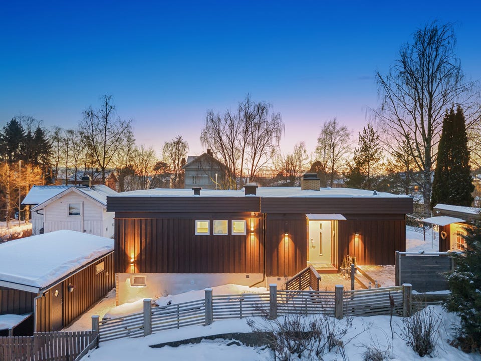 Innbydende enebolig med boflate på ett plan. Solrike og fine uteplasser ...