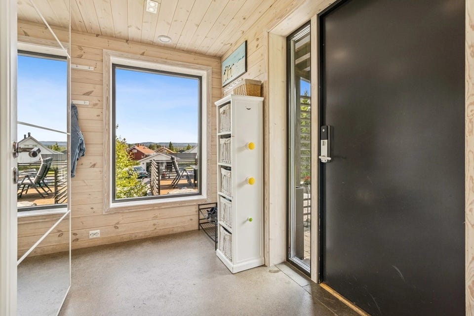 Moderne arkitekttegnet enebolig i barnevennlig område | FINN eiendom