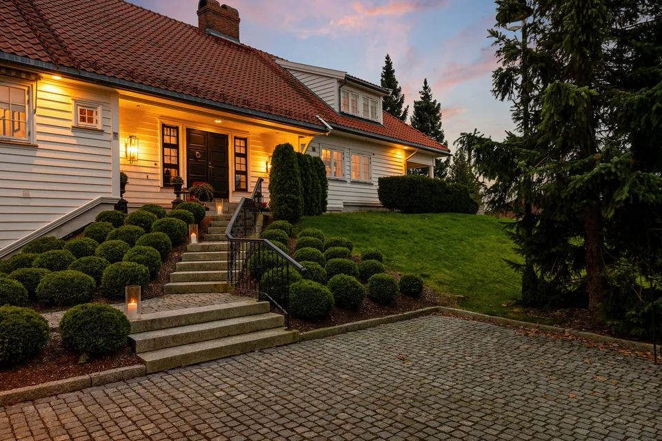 Stor klassisk villa øverst på Eketoppen | Elegant og vesentlig påkostet ...