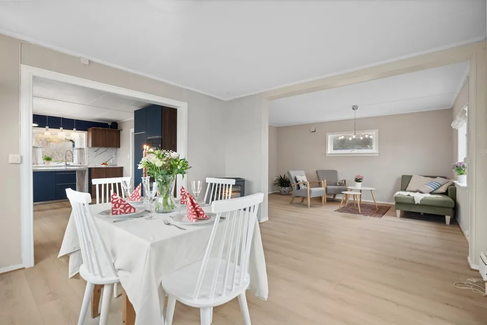 Visning 2/3 - Idyllisk beliggende småbruk med 2 eneboliger | Stor ...