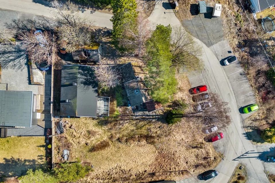 Spennende eiendom med stort potensiale - 2 eneboliger og uthus - Tomt ...