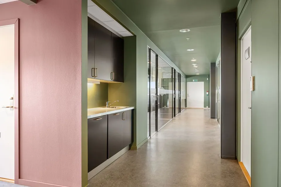 Kontorbygg med ledig lagerareal og god parkeringsdekning | FINN eiendom