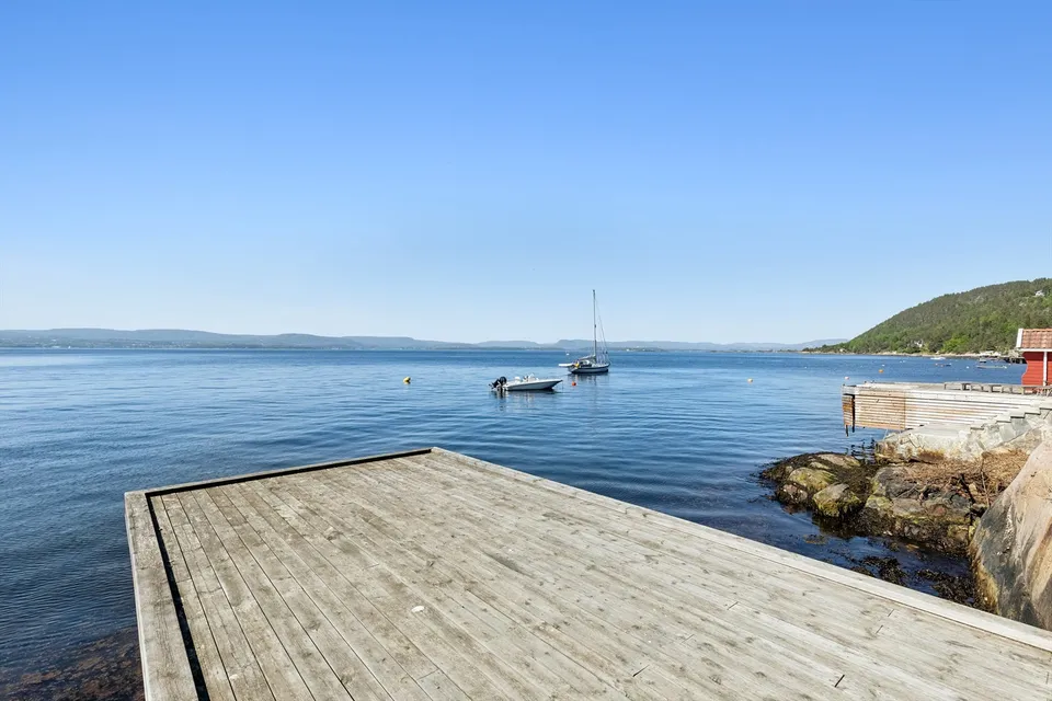 Unik eiendom m/25m strandlinje, privat brygge og båtbøye- Meget solrikt ...
