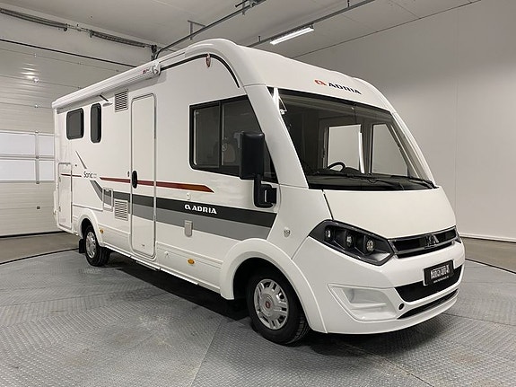Bobil til salgs: Adria Sonic Axess I 600 SC 2,3 Scandinavian Edition, senkeseng, meget pen bil ...