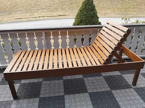 Solseng i tre, 50 cm høyde, med hevbar hodeende og madrass, selges kr ...