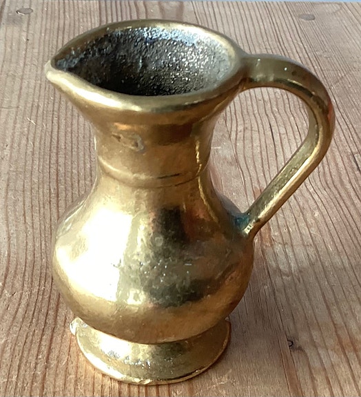 1 LITEN massiv og tung MESSING kanne/mugge. H. 7,25 cm, B. 5,5 cm. «Som nyl | FINN torget
