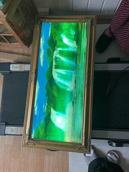 Flott bilde- elektrisk bilde (lyser og beveger seg) i gullramme. | FINN ...