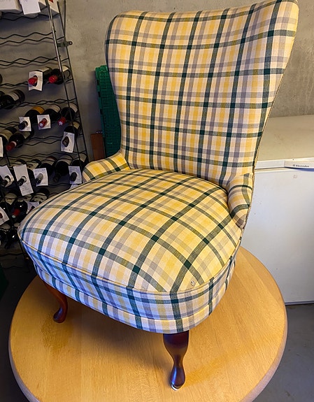 Nett liten stol i fint stoff | FINN torget