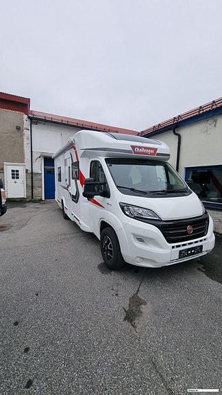 Bobil til salgs: Challenger 357 Special edition med enkelsenger og bad på hele bakveggen ...