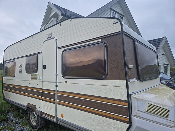 Selge campingvogn: Knaus Azur 510tu - 1984 - Soveplasser 4 - Egenvekt 930 kg | FINN.no