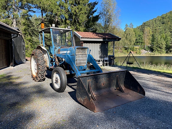Til salgs: Ford 4000 med servostyring, frontlaster og vedkløyver - 1972 | FINN.no
