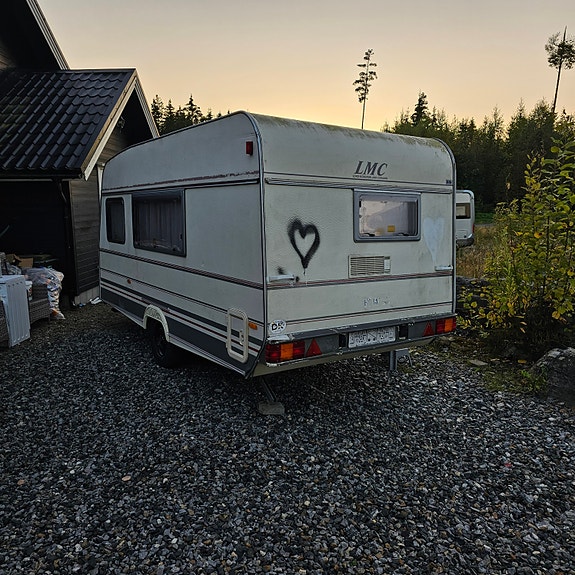 Selge campingvogn: LMC Luxus - 1900 - Soveplasser 3 - Egenvekt 800 kg ...
