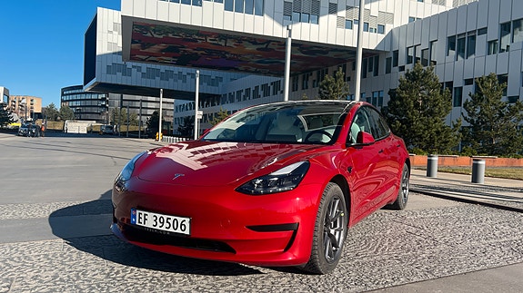 Bruktbil til salgs: Tesla Model 3 - 2023 - Rød - 283 hk - Sedan | FINN.no