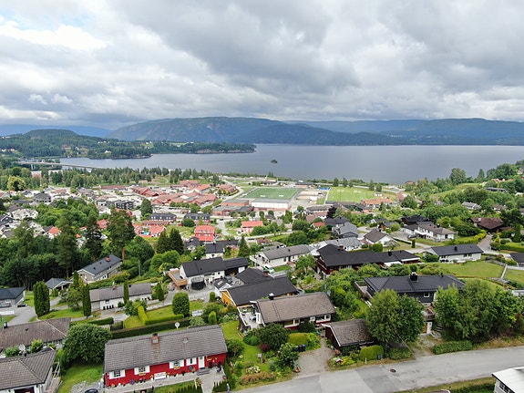 Romslig enebolig med fantastisk utsikt over Norsjø – dobbelgarasje ...